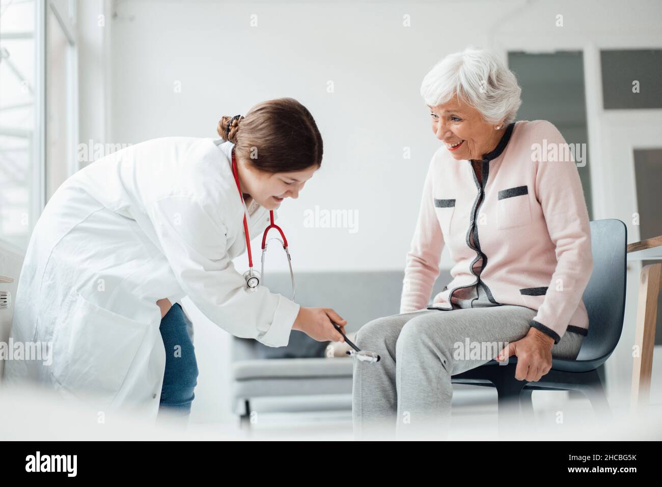 Senior doctor wearing lab hi-res stock photography and images - Alamy