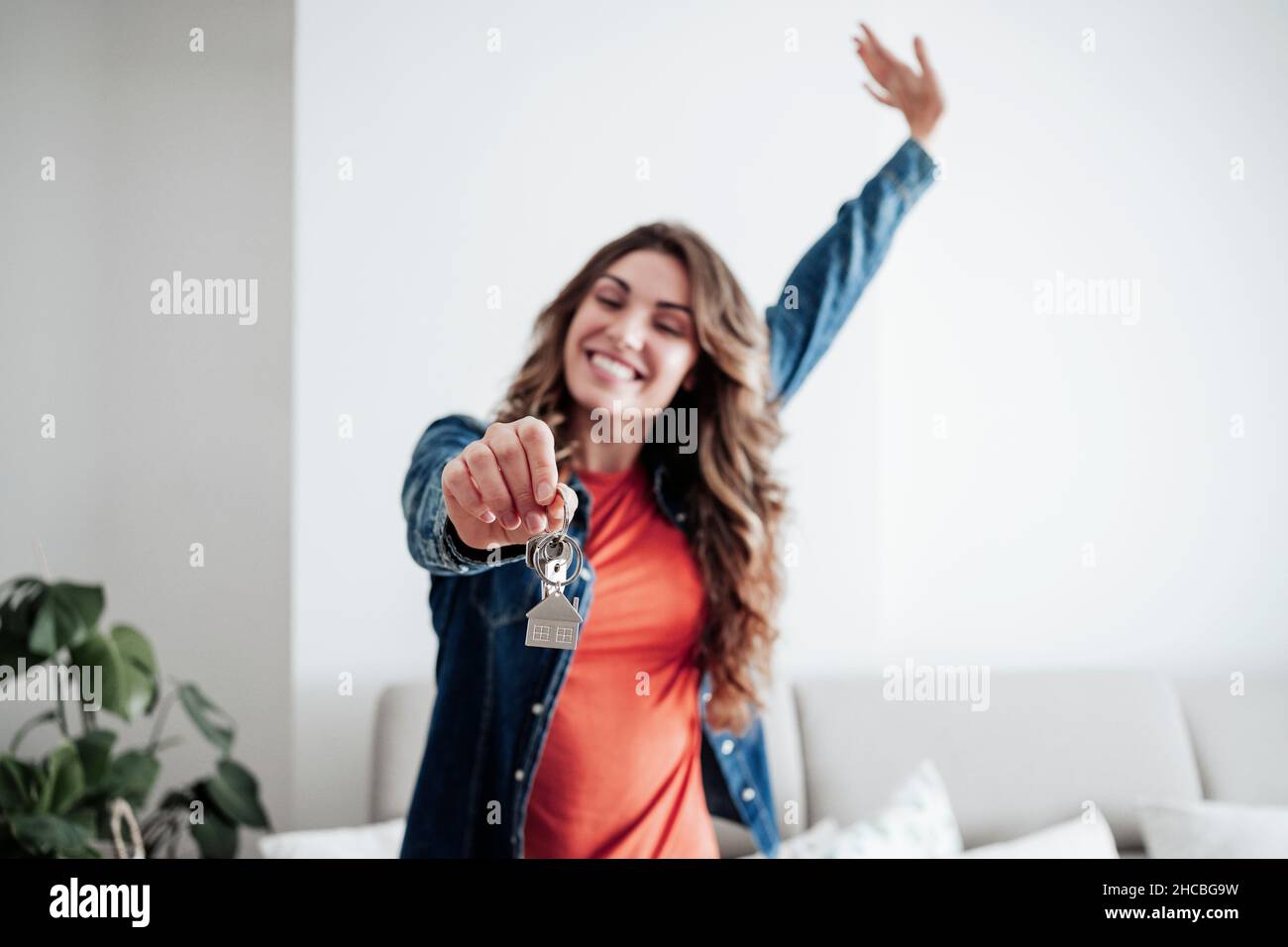 Woman house keys hi-res stock photography and images - Alamy