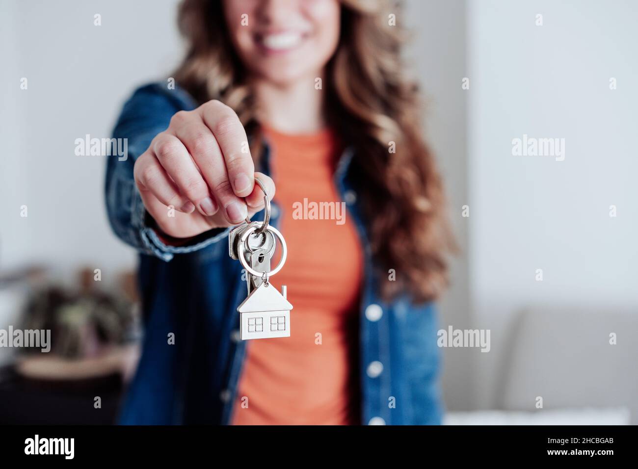 Young woman showing house keys at new home Stock Photo - Alamy