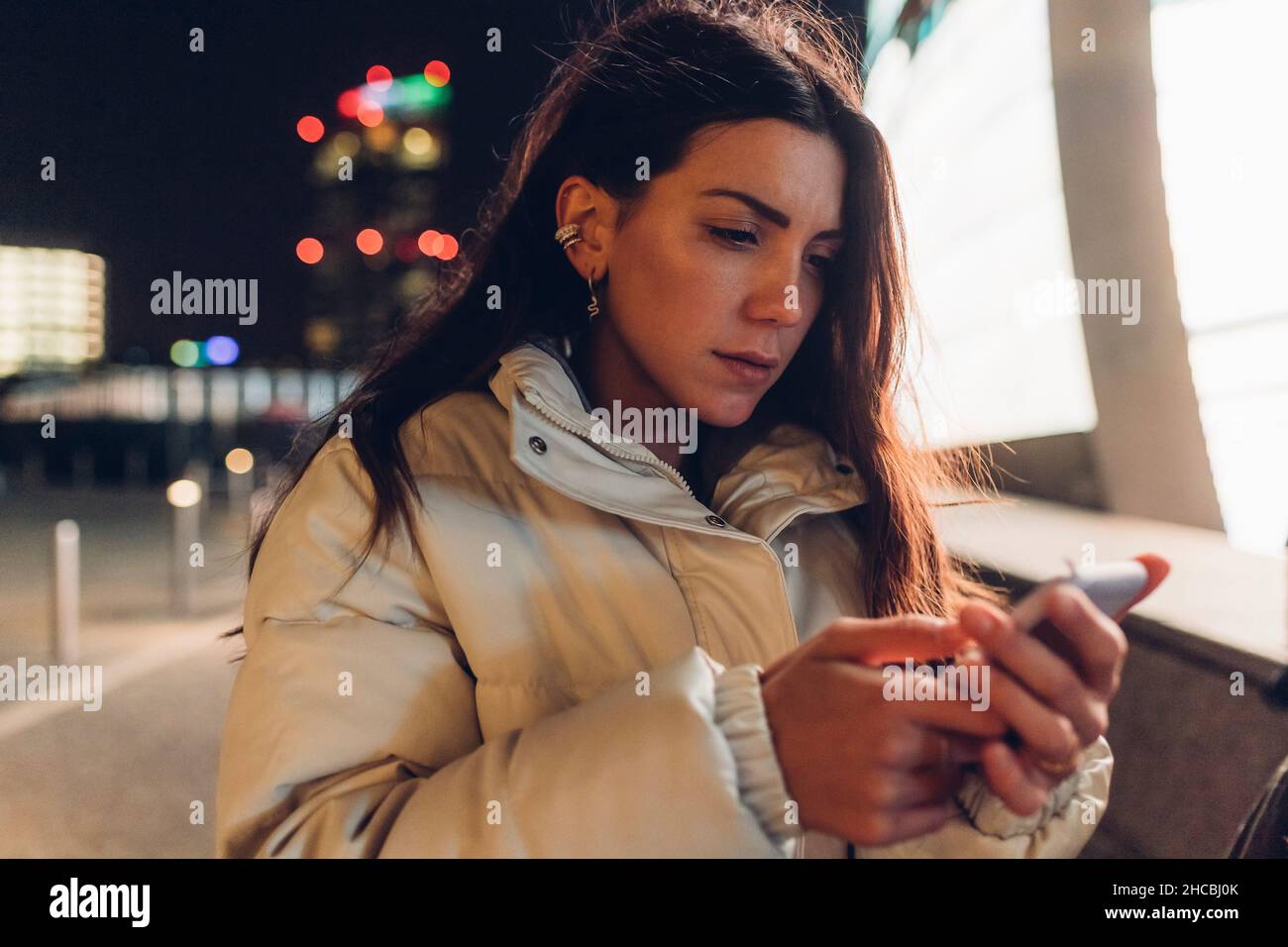 Women night street mobile phone hi-res stock photography and images - Alamy