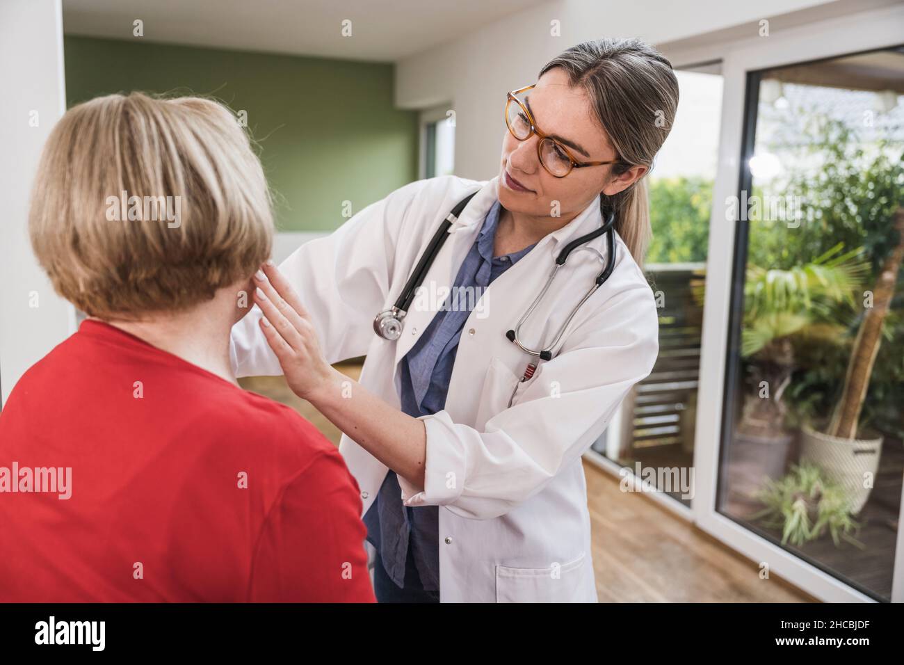 Doctor visit senior hi-res stock photography and images - Alamy