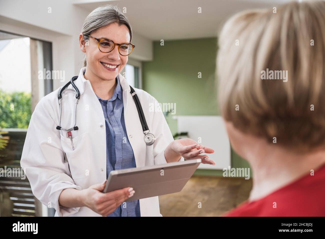 Doctor talking to patient computer hi-res stock photography and images ...