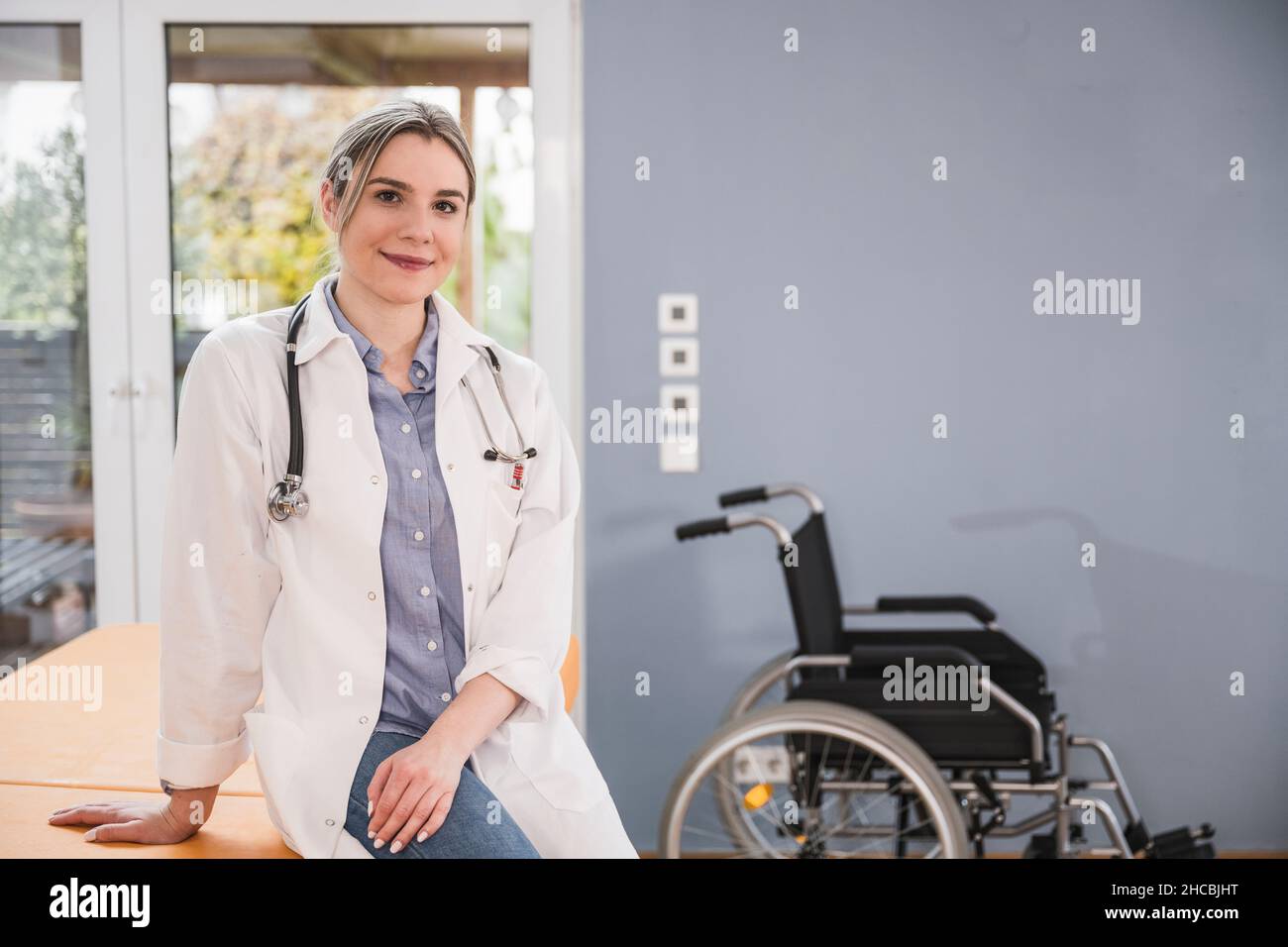 Doctor wearing lab coat hi-res stock photography and images - Alamy
