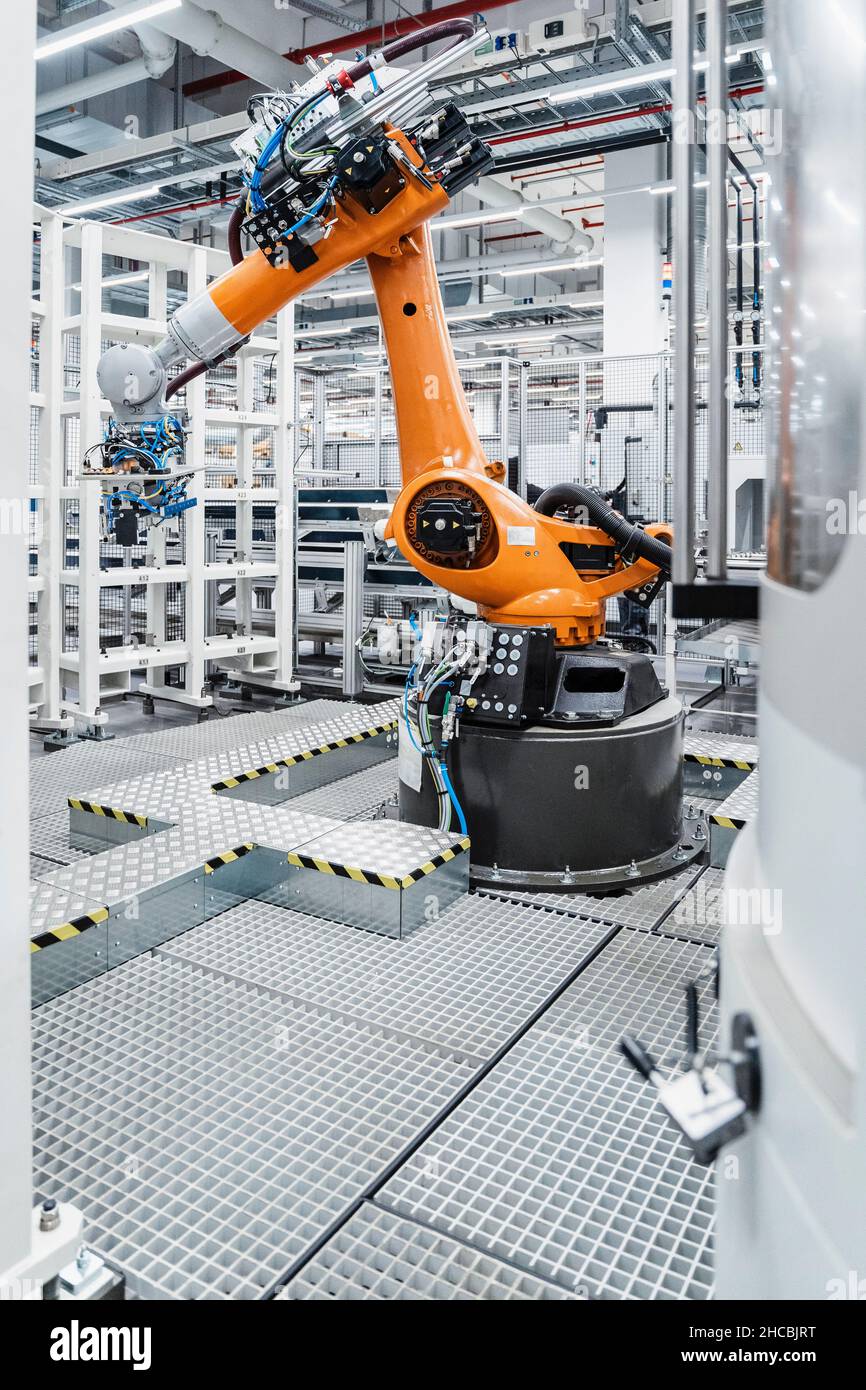 Automated robotic arm hi-res stock photography and images - Alamy
