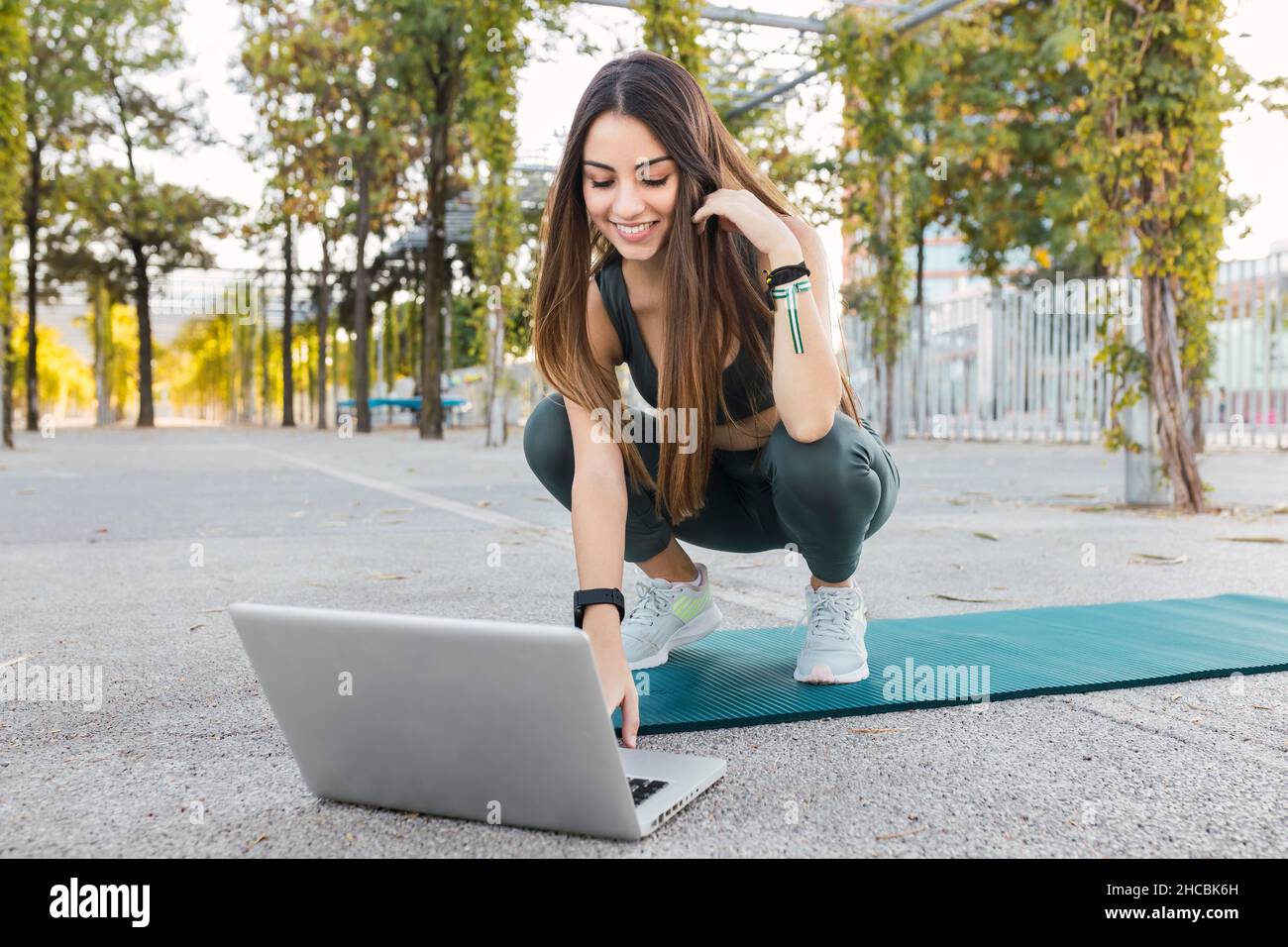 Using squat hi-res stock photography and images - Alamy