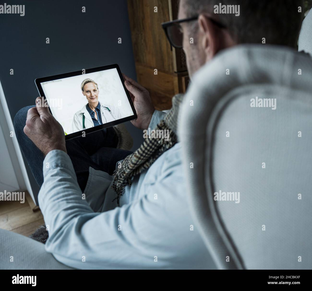 Doctor patient consultation home hi-res stock photography and images ...