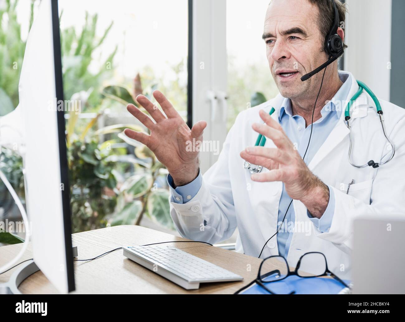 Doctor explaining on video call hi-res stock photography and images - Alamy