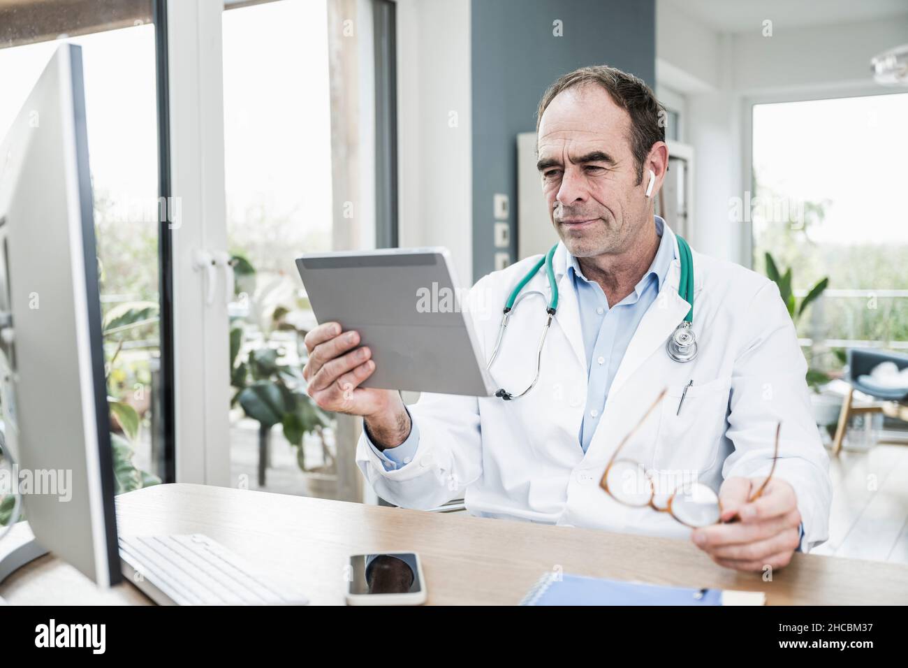 Person staring at computer screen hi-res stock photography and images ...