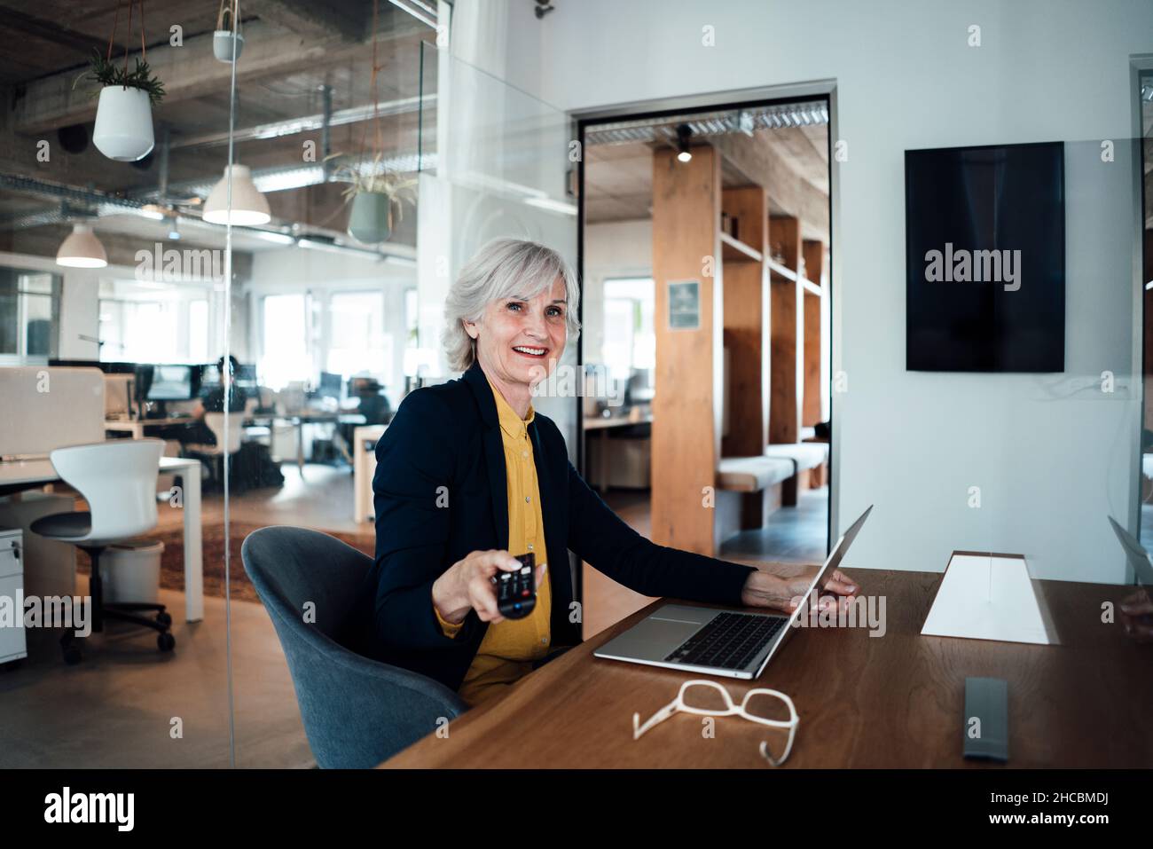 Putting note hi-res stock photography and images - Alamy