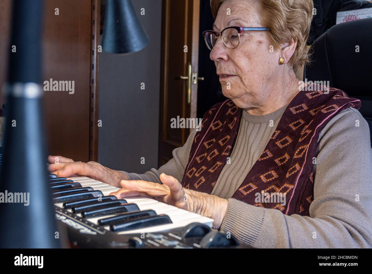 Elderly woman playing the keyboard Stock Photo - Alamy