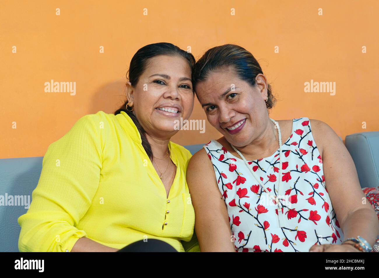 Two elderly sisters hi-res stock photography and images - Alamy