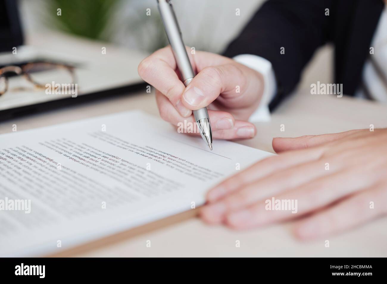 Person signing document hi-res stock photography and images - Alamy