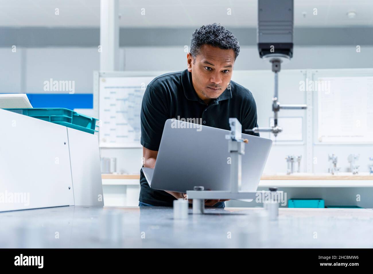 Employee factory manufacturing line hi-res stock photography and images ...