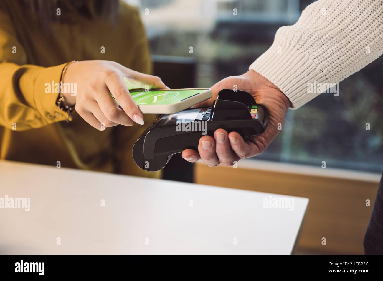 Pay through mobile hi-res stock photography and images - Alamy