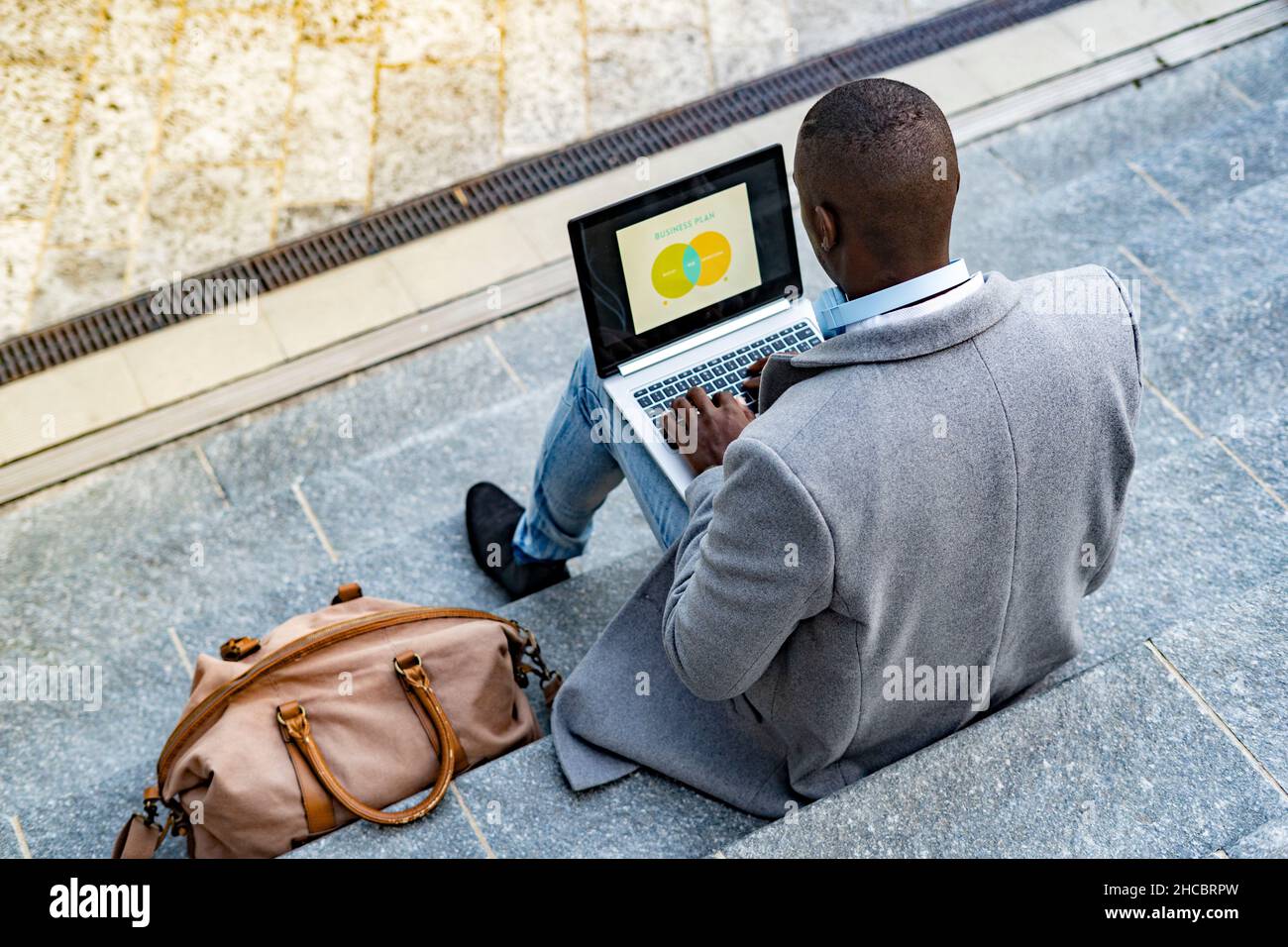 Over the shoulder man using laptop hi-res stock photography and images ...