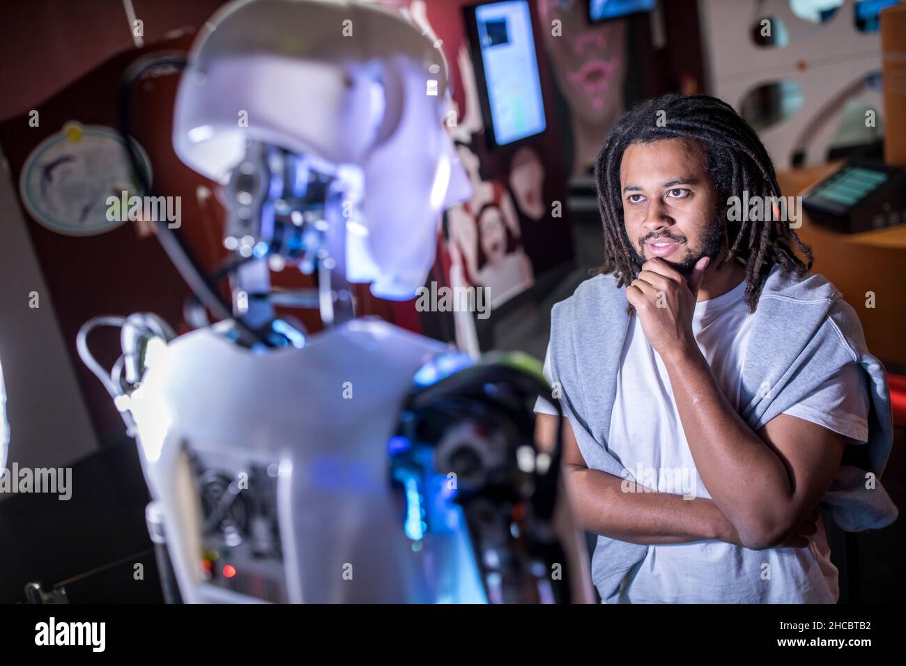 Human looking robot hi-res stock photography and images - Alamy
