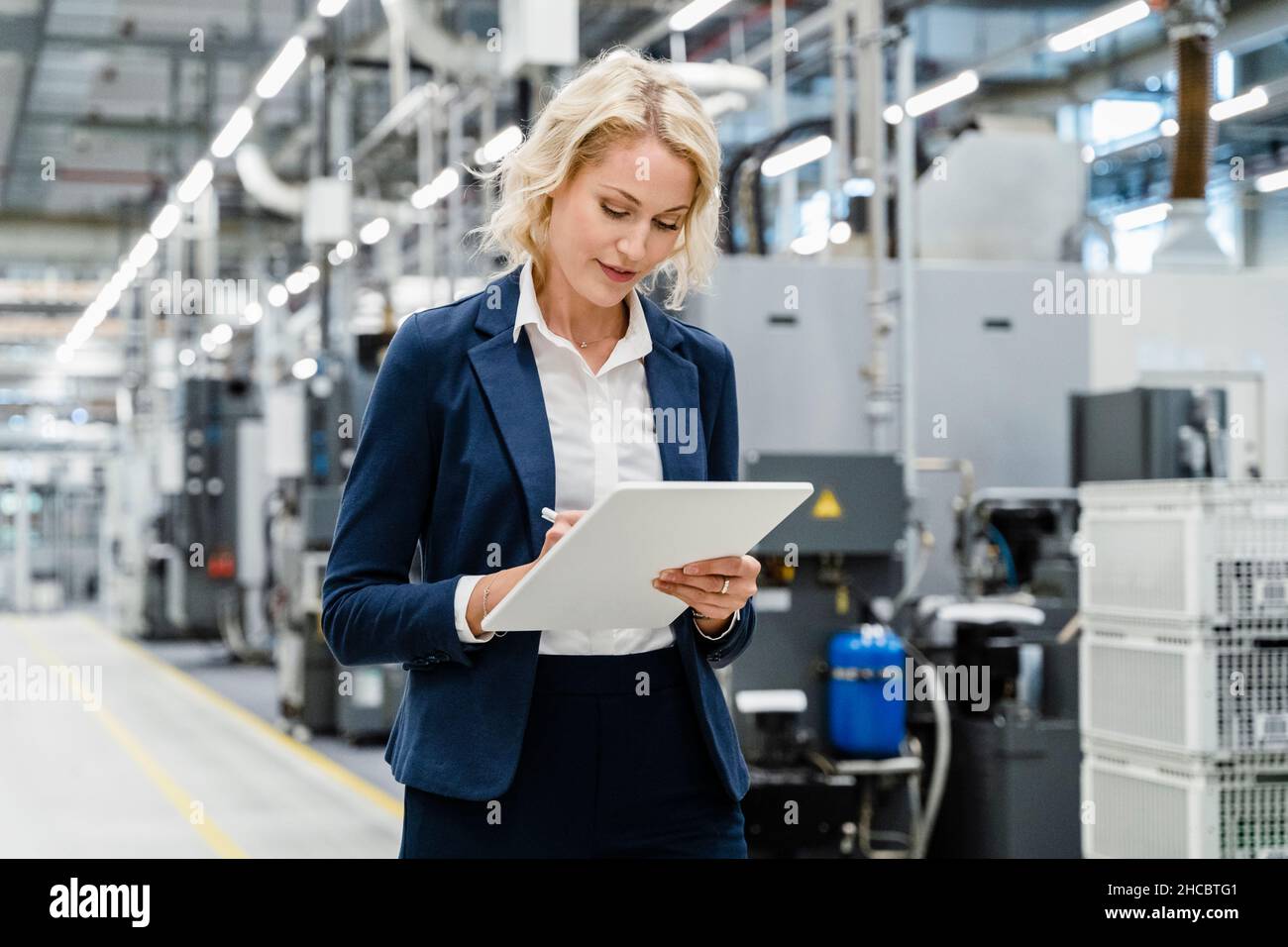 Inspector working on tablet hi-res stock photography and images - Alamy