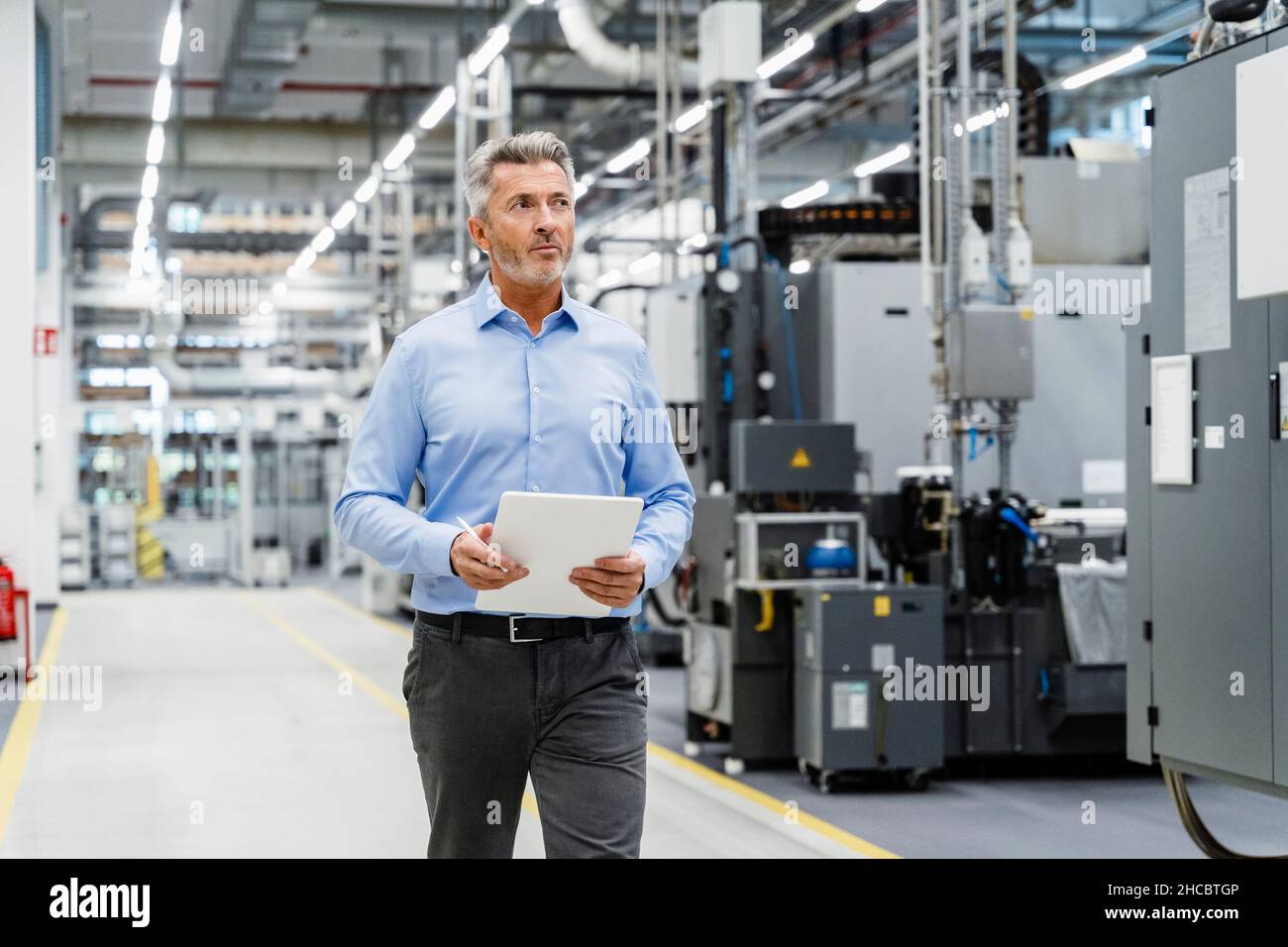 Inspecting equipment hi-res stock photography and images - Alamy