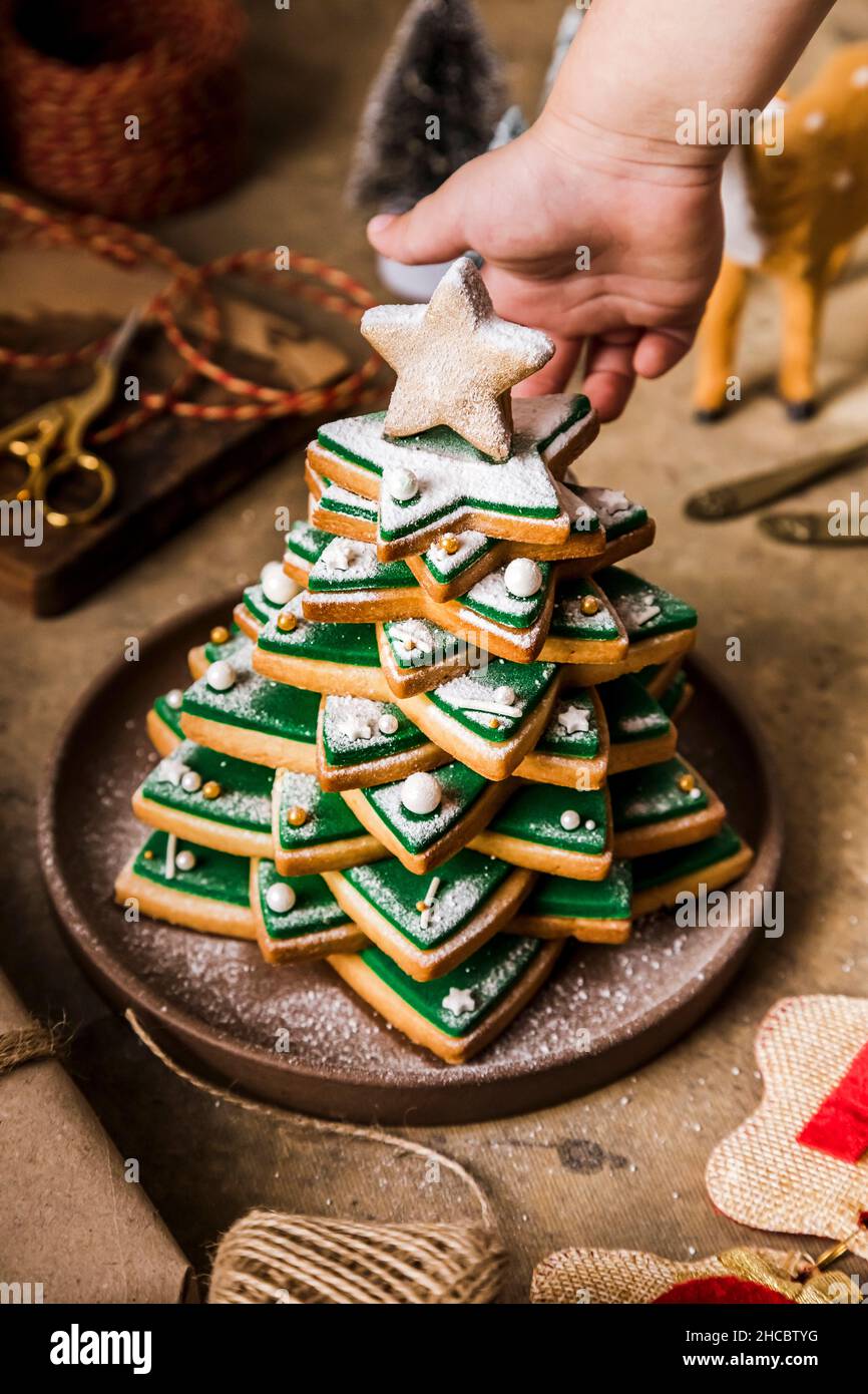 Hand holding cake pop hi-res stock photography and images - Alamy
