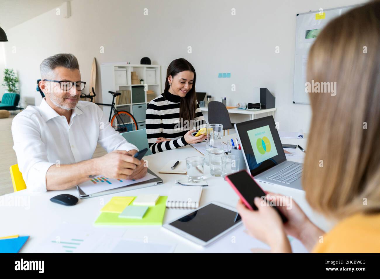 People in modern office mobile phones hi-res stock photography and ...