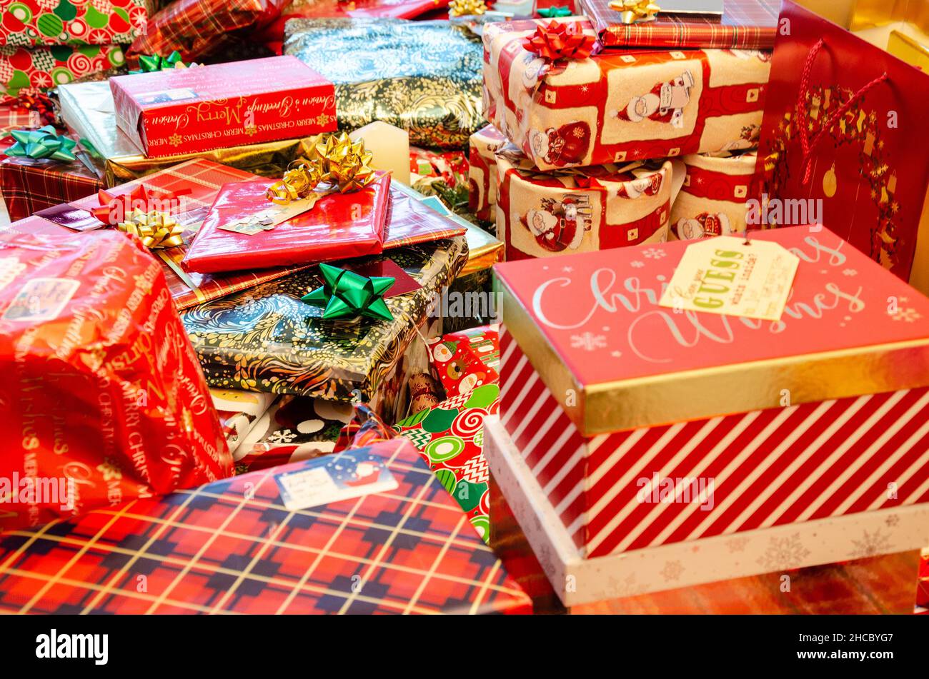 Piles of paper hi-res stock photography and images - Alamy