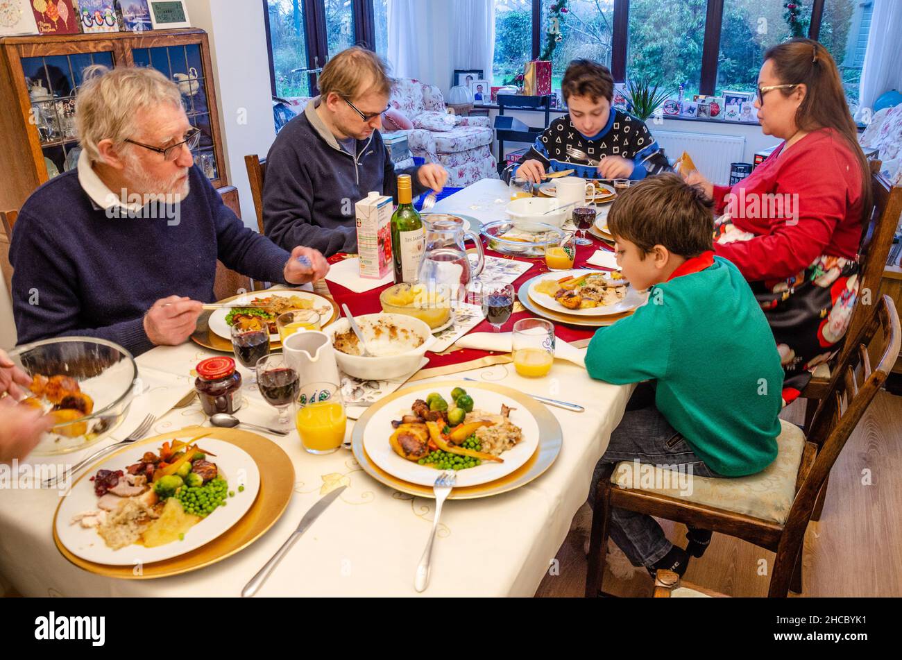 Family meal table hi-res stock photography and images - Alamy