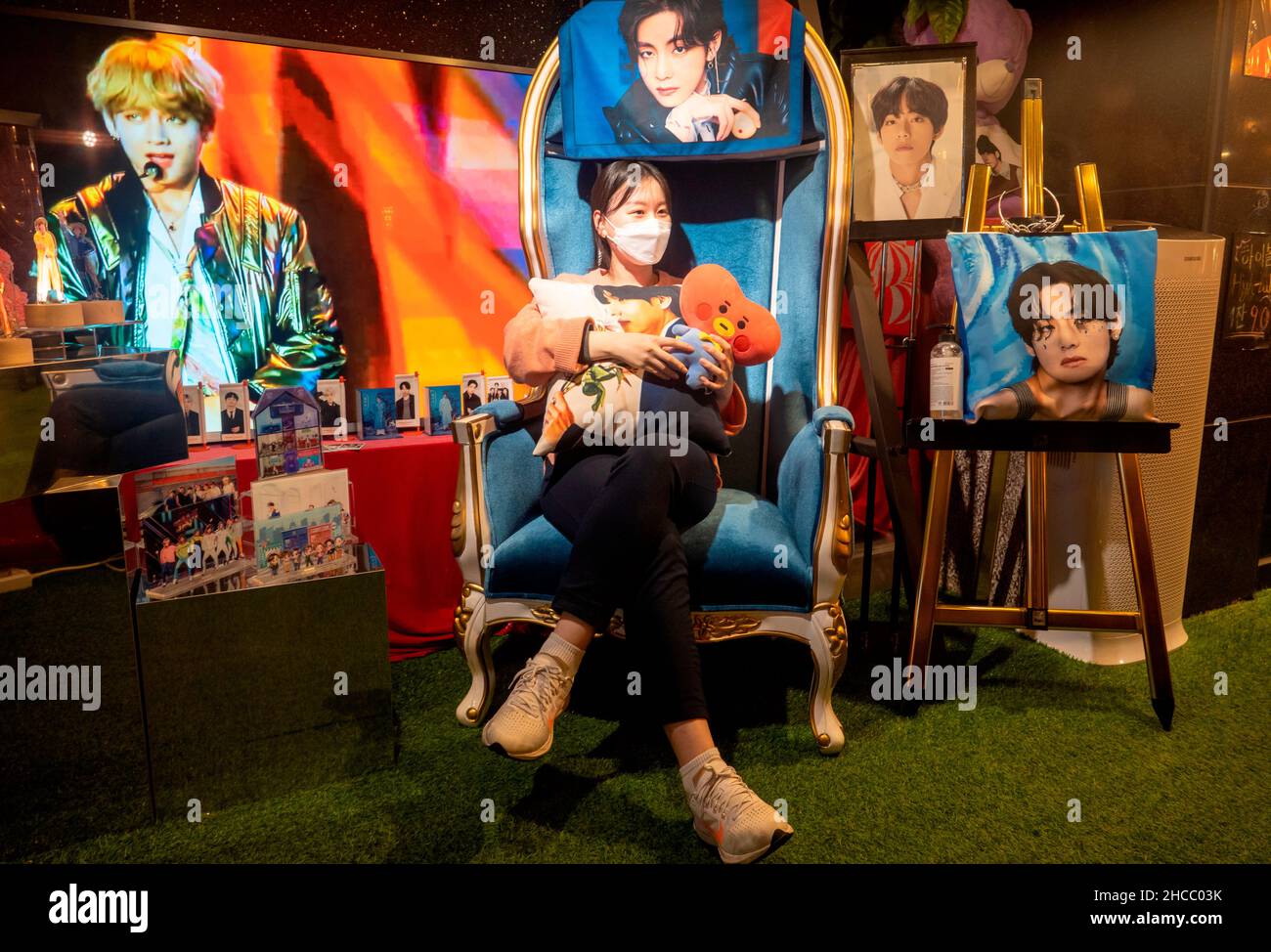 Bts member v hi-res stock photography and images - Alamy