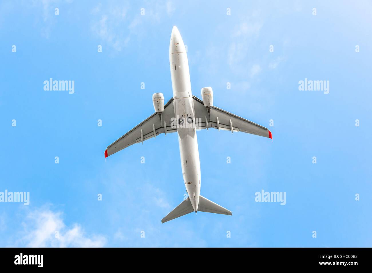 Airliner flies overhead hi-res stock photography and images - Alamy