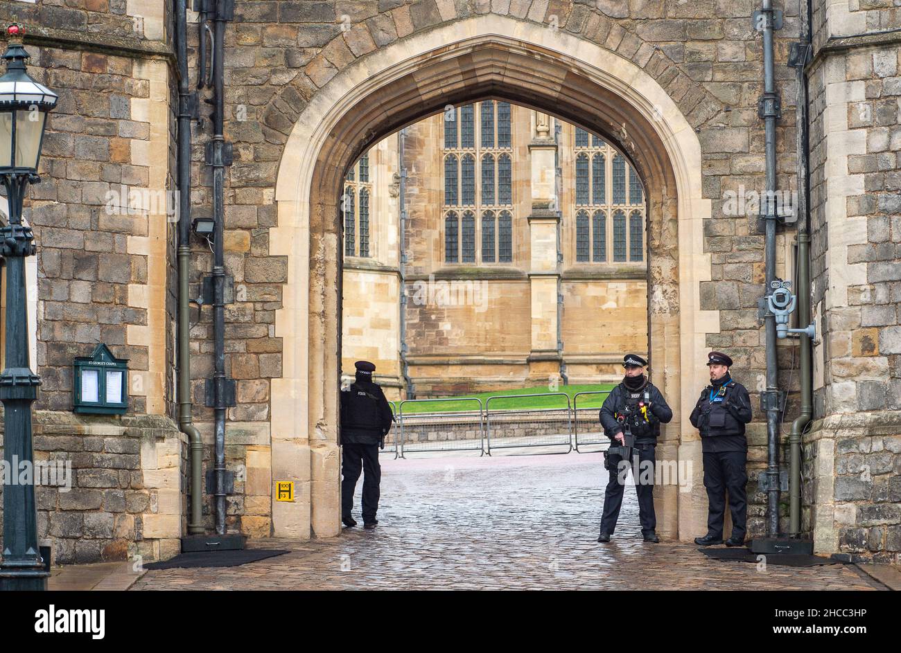 Windsor, Berkshire, UK. 27th December, 2021. Armed police officers on ...