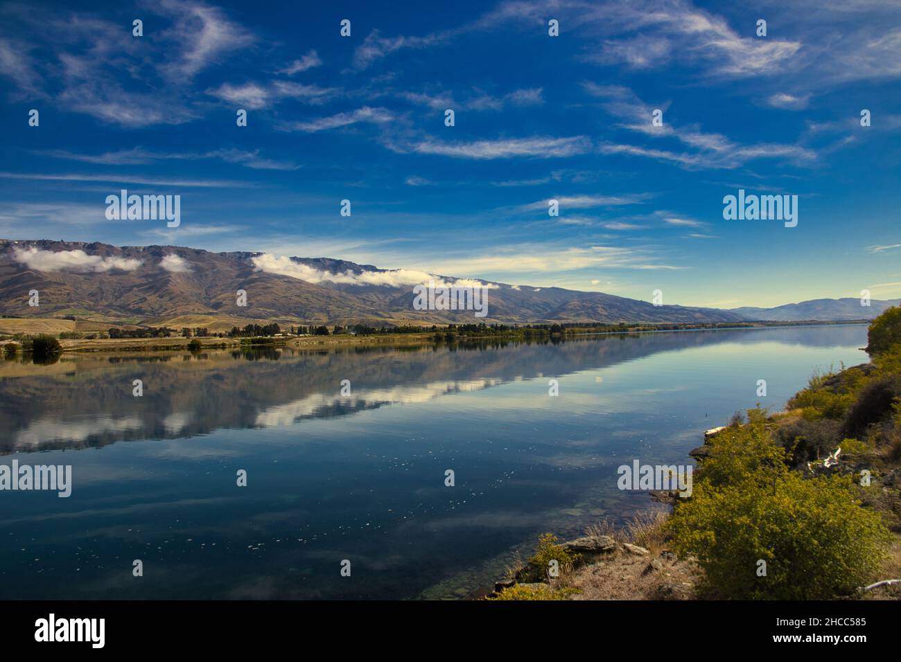 Beautiful water reflection of Nelson Lake in National Park of Braeburn ...