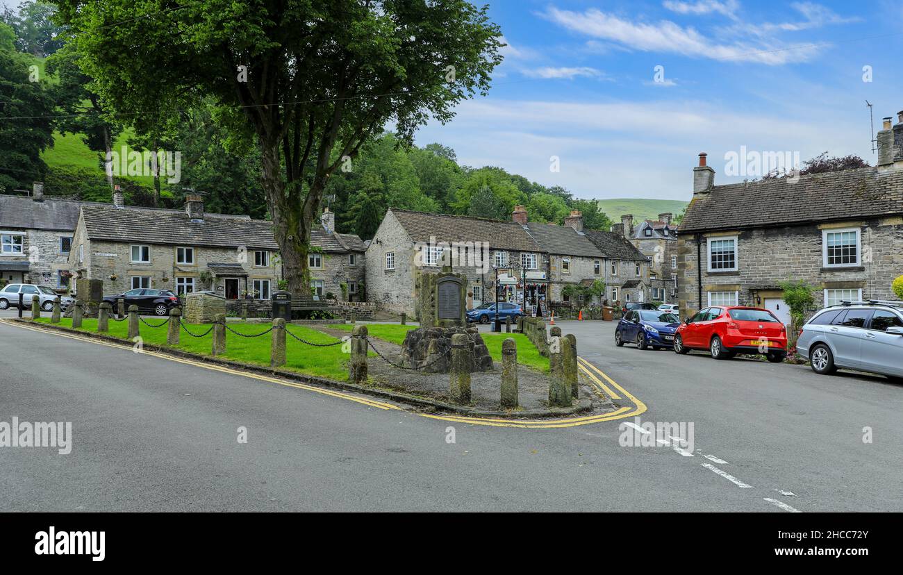 Castleton village green, Derbyshire, Peak District National Park ...