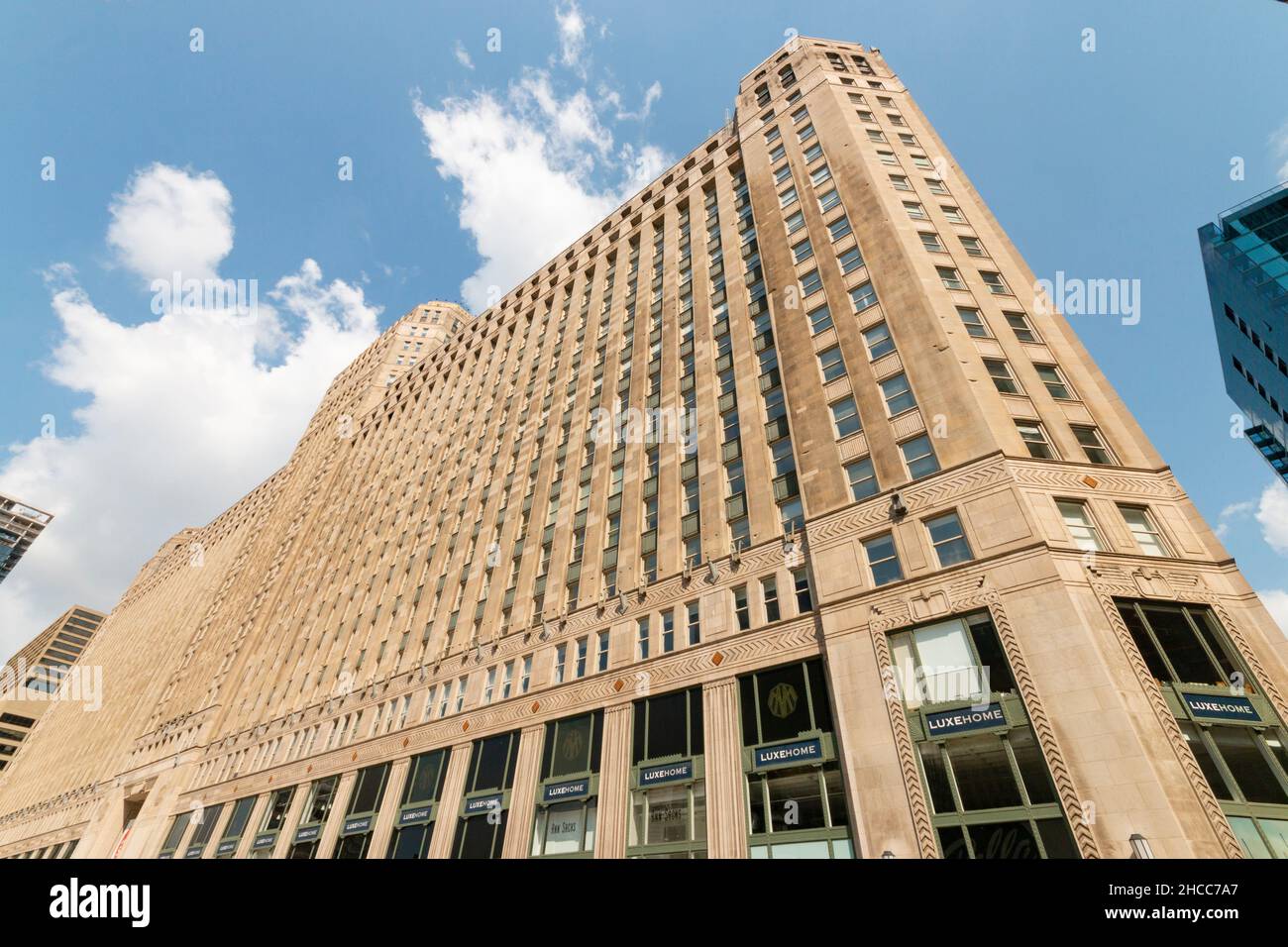 The enormous Art Deco Merchandise Mart commercial building in Chicago ...