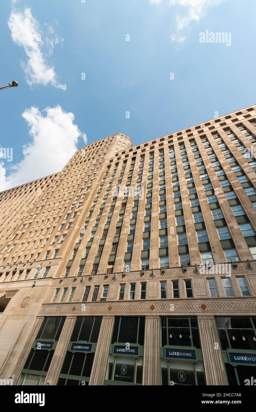 The enormous Art Deco Merchandise Mart commercial building in Chicago ...