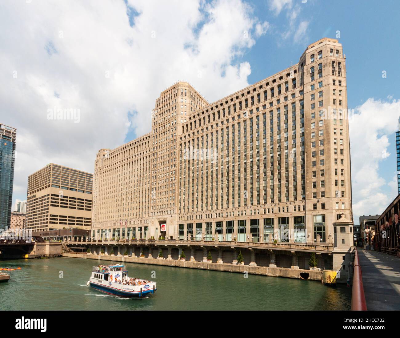 The enormous Art Deco Merchandise Mart commercial building in Chicago ...