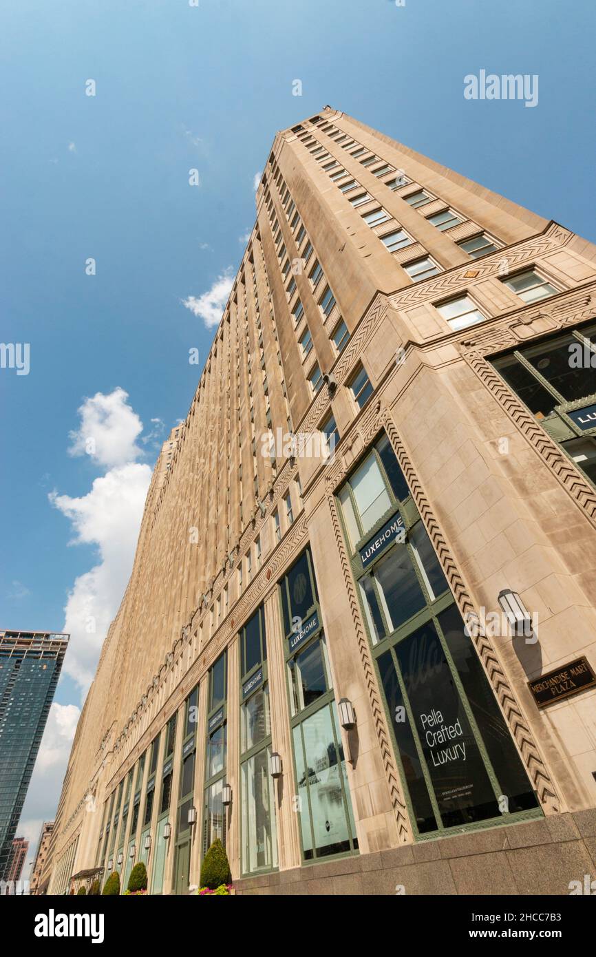 The enormous Art Deco Merchandise Mart commercial building in Chicago ...