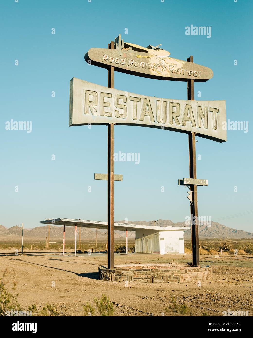 Old Road Runners Retreat sign, on Route 66 in eastern California Stock ...