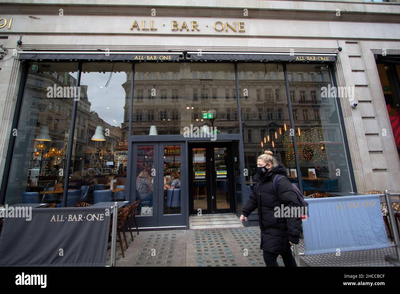 Mask virus restaurant hi-res stock photography and images - Alamy