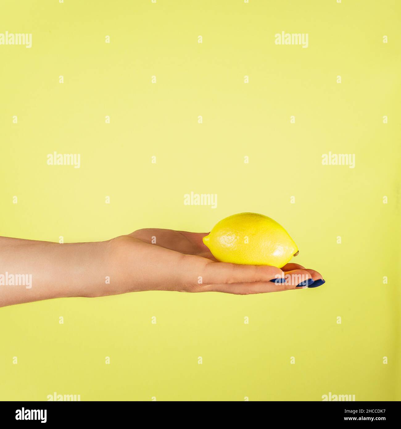 Woman squeeze lemon hand hi-res stock photography and images - Alamy