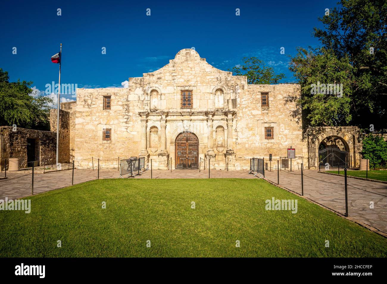 The facade of the Alamo Mission in San Antonio Stock Photo - Alamy