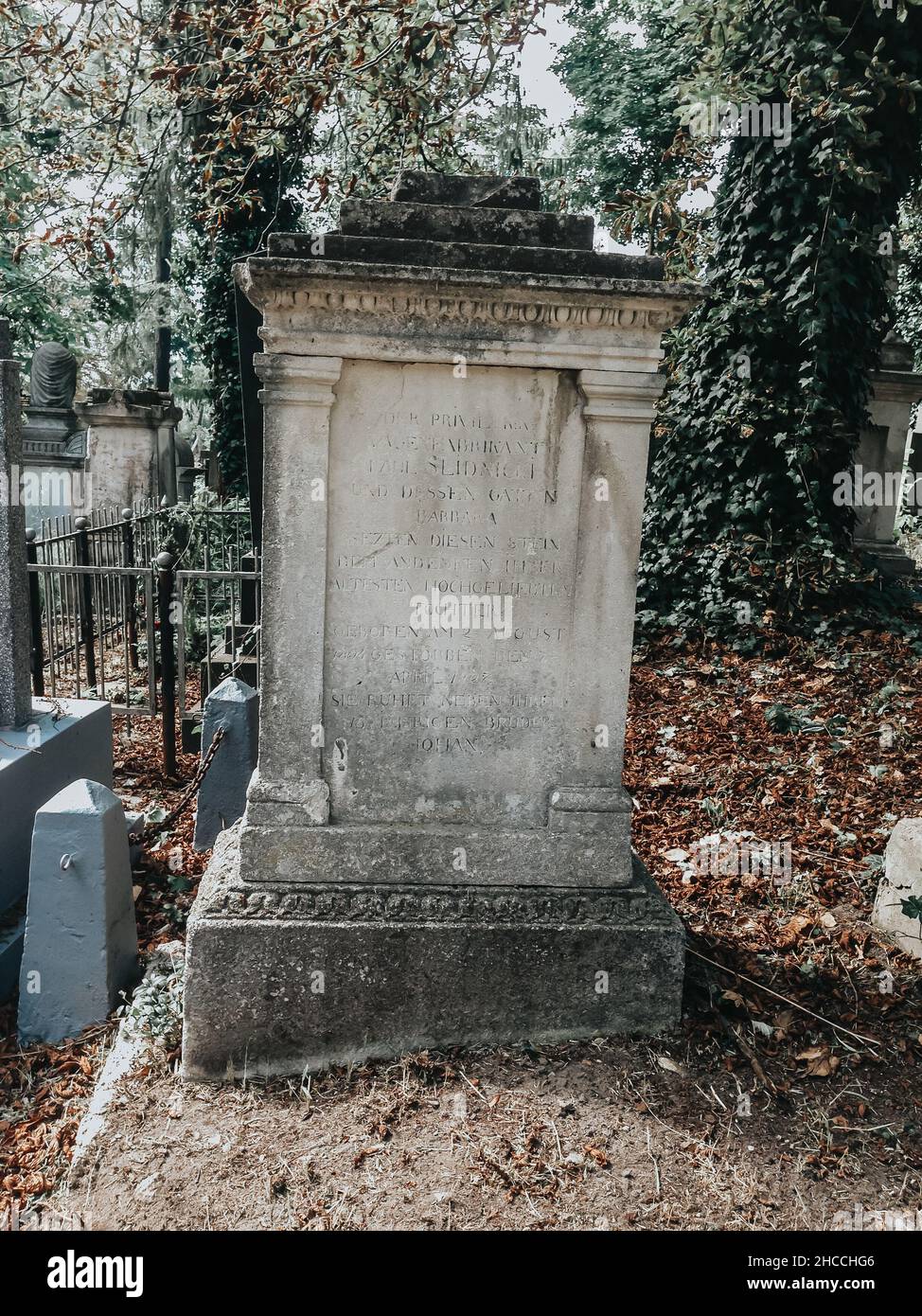 Large cemetery statue hi-res stock photography and images - Alamy