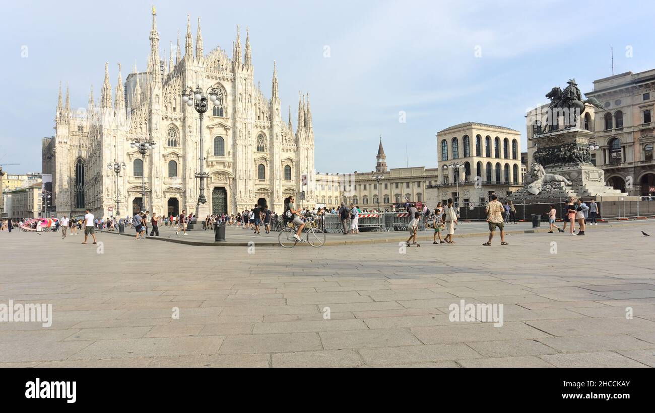 Tourists around the Cathedral of Milan (Duomo di Milano) on a sunny day ...