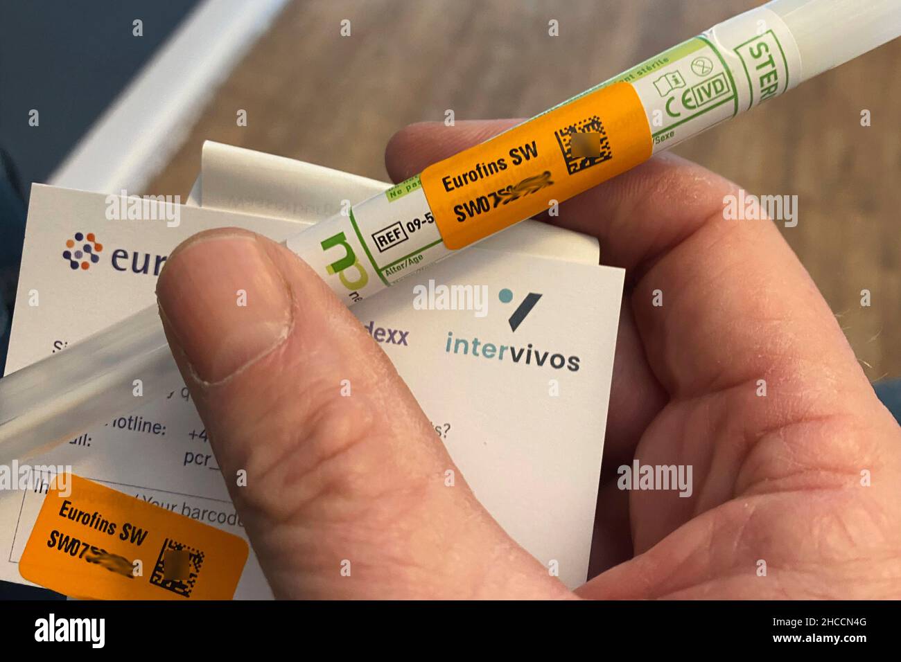 Munich, Deutschland. 27th Dec, 2021. Topic picture Corona PCR test ...