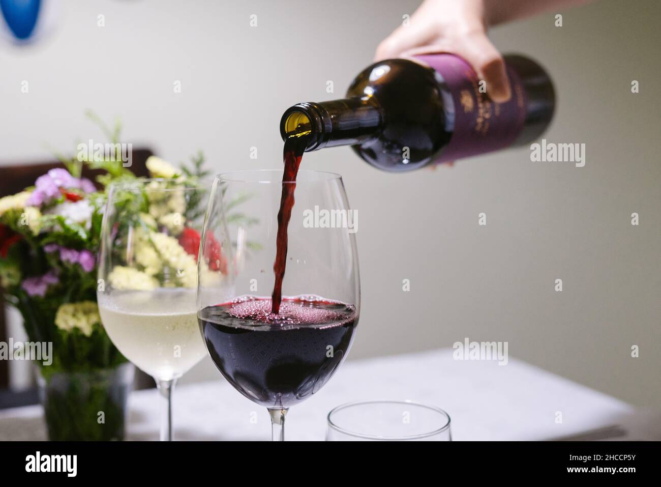Hand pouring red wine hi-res stock photography and images - Alamy