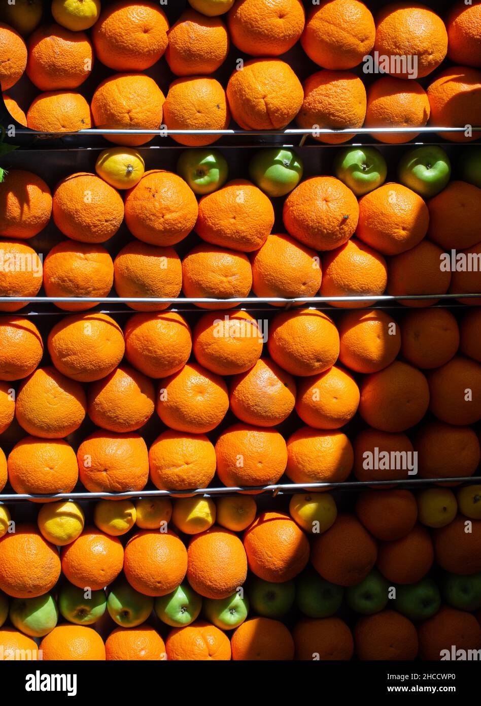 Rows of ripe oranges in a store with apples and lemons Stock Photo - Alamy