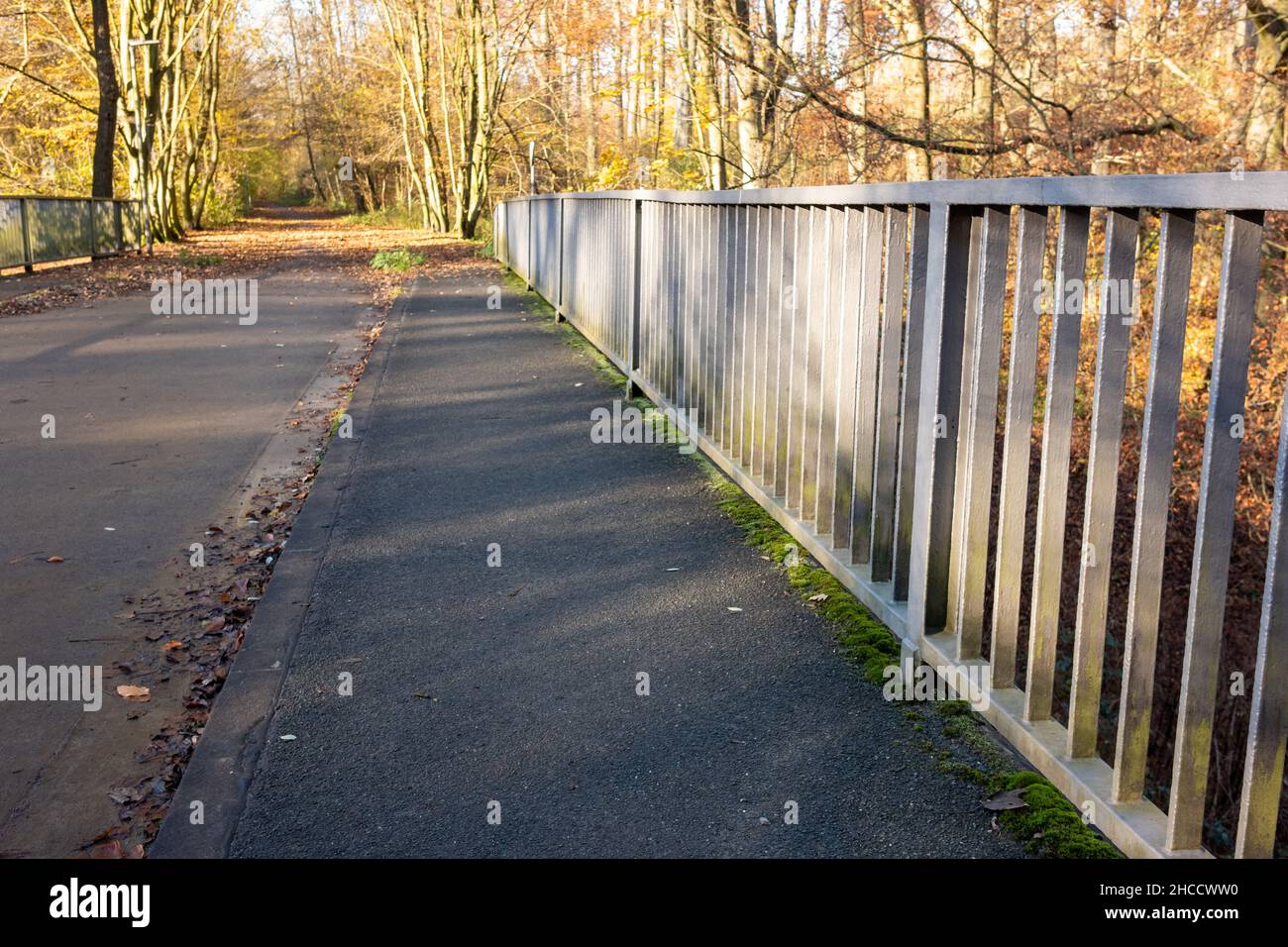 Empty sidewalk hi-res stock photography and images - Alamy