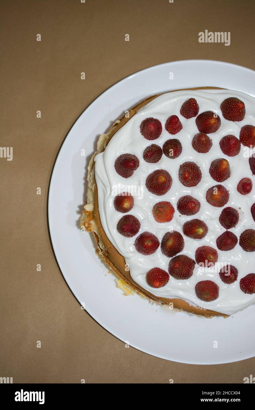 Cooking cream cake top view hi-res stock photography and images - Alamy