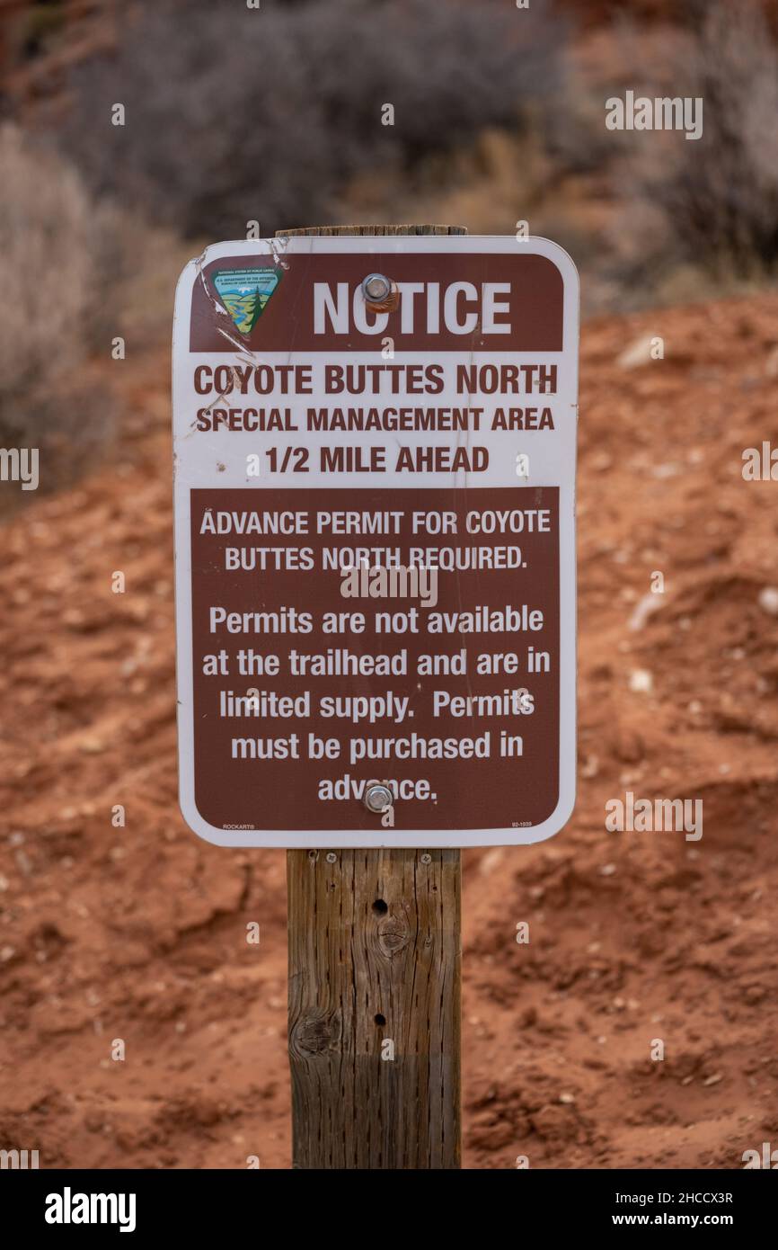 Coyote warning sign hi-res stock photography and images - Alamy