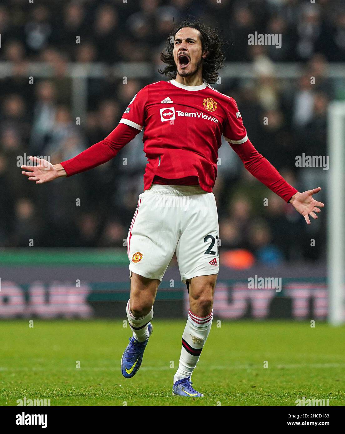 Manchester United's Edinson Cavani celebrates scoring their side's ...