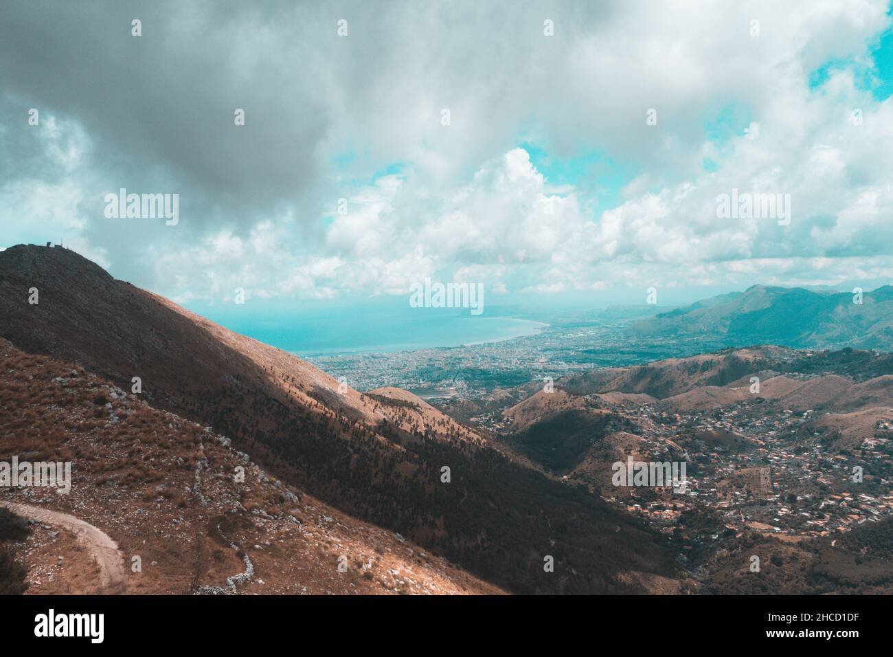 Floating cloud city hi-res stock photography and images - Alamy