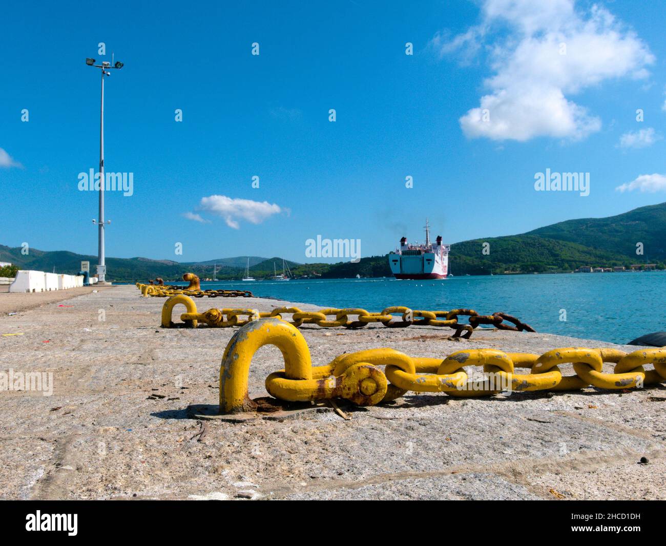 Yellow harbor anchor chain Stock Photo - Alamy